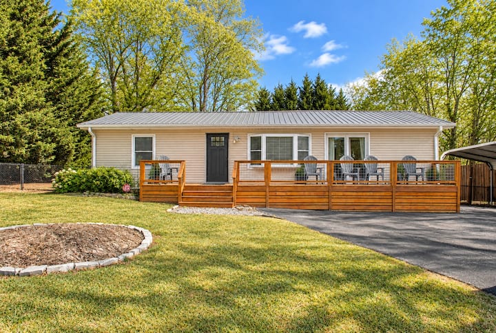 Pet-friendly + Fenced Yard + Fire Pit + Near Avl - アシュビル, NC
