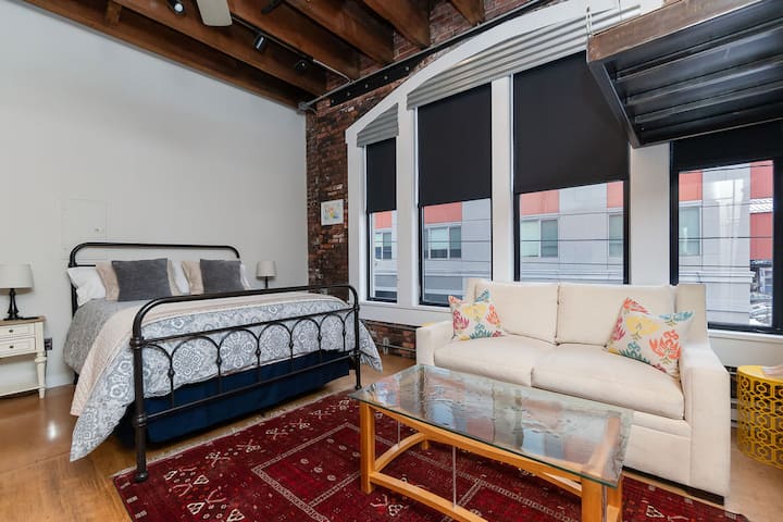 Sunny Arts Dist. Studio- Queen Bed & Free Parking - South Portland, ME