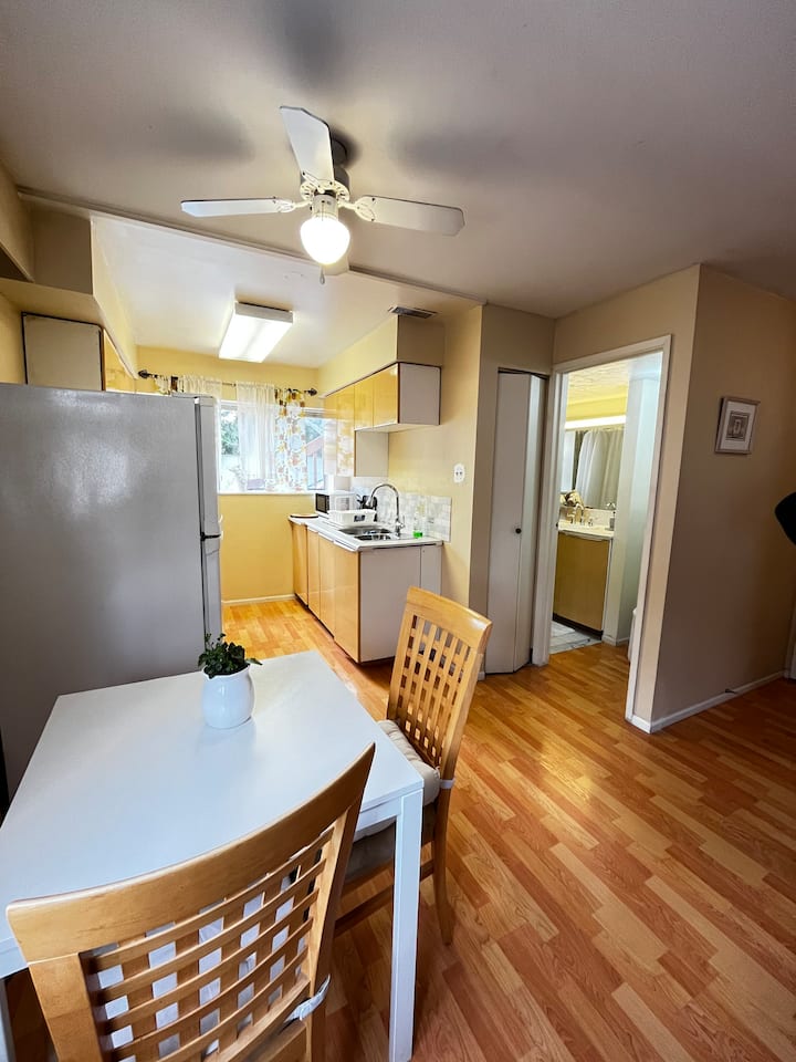 Simple And Nice Home Stay - Burnaby
