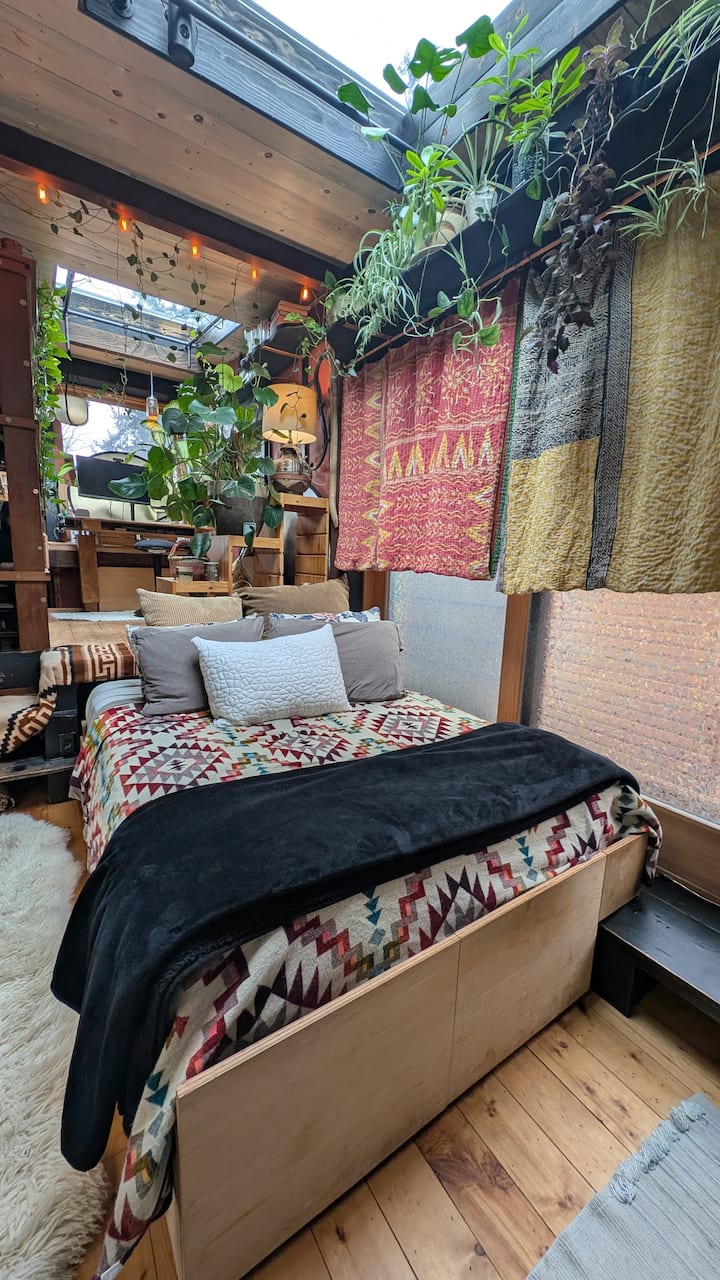 Cozy Handcrafted Tiny House W/ Sauna, Tubs, Fire - Portland, OR