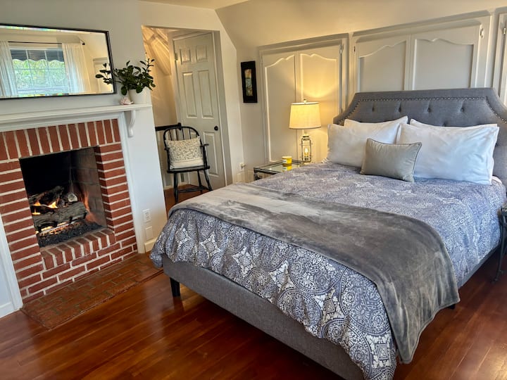 Cozy 2-story Cottage W/2 Fireplaces! Walk To Town! - Solvang