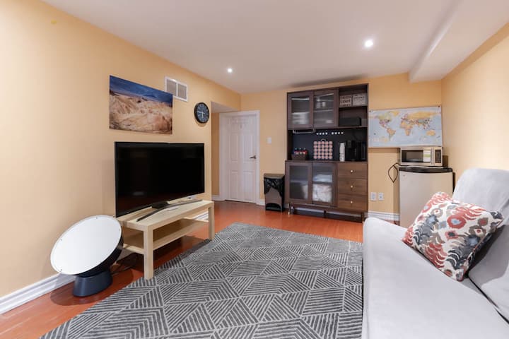 Entire Place W/ Private Entrance - Toronto