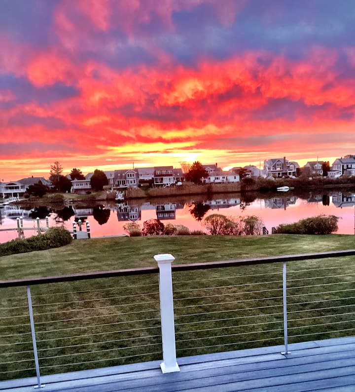 Beautiful Waterfront Home! Walk To Beach! - Narragansett, RI