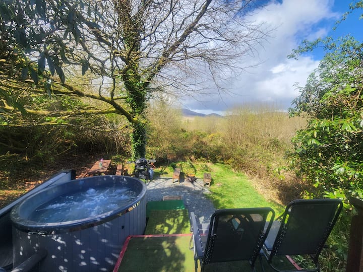 Glamping In The Galtee Art Truck - Irland