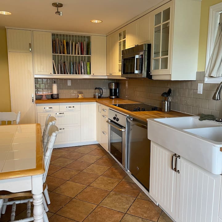 90 Day Minimum. 
Large And Very Comfortable Suite. - West Vancouver