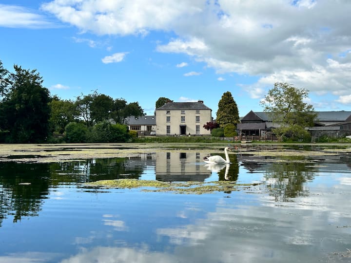 Hindwell Farmhouse, With Private Lake & Hot Tub - Shropshire