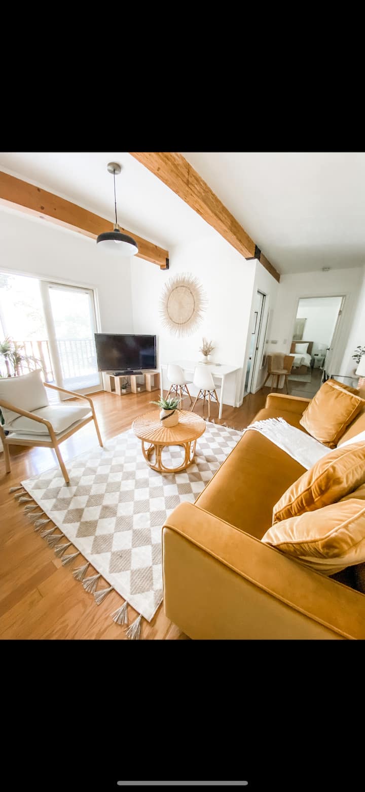 This Charming Space, Airy Abode With Stunning Mountain Views - Elysian Park - Los Angeles