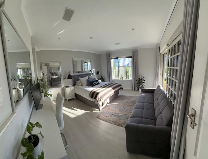 Spacious Home Overlooking Hout Bay - Cape Town