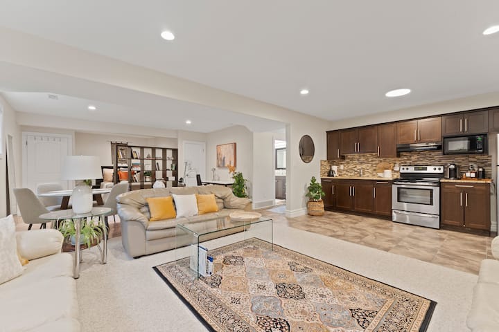 Serenity By The Woods- Elegance With Amenities - Windsor