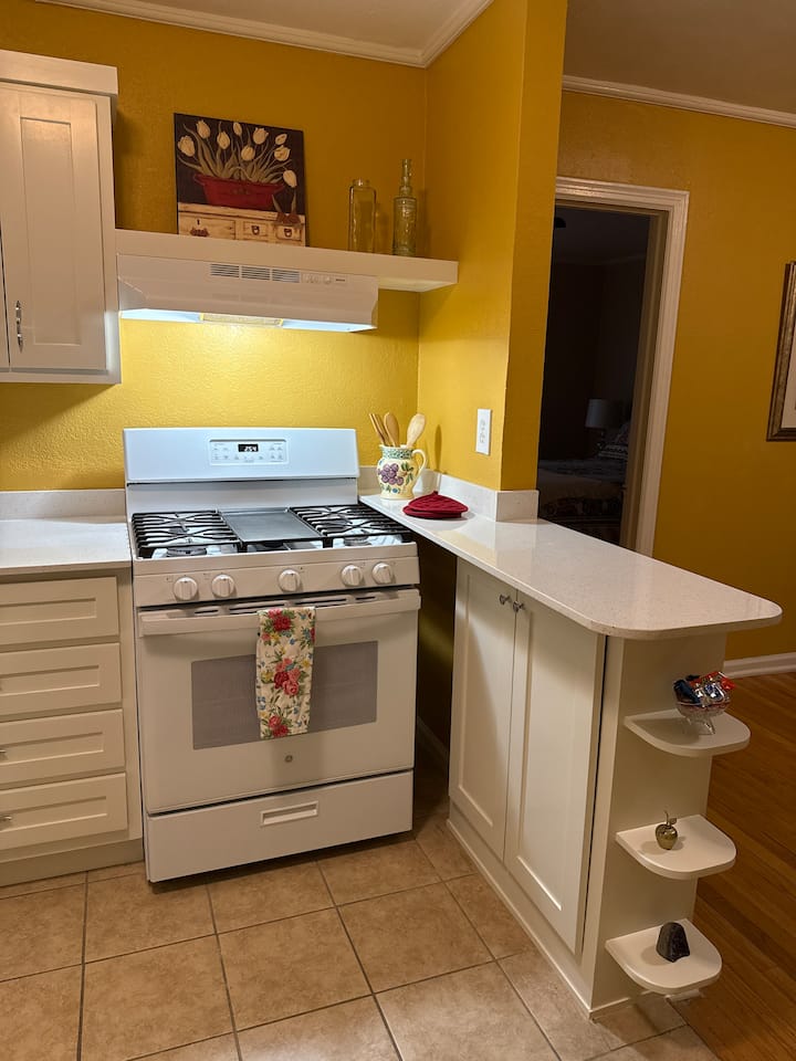#5, Secret,cozy Apt By Tulsa University. Upstairs. - Tulsa, OK