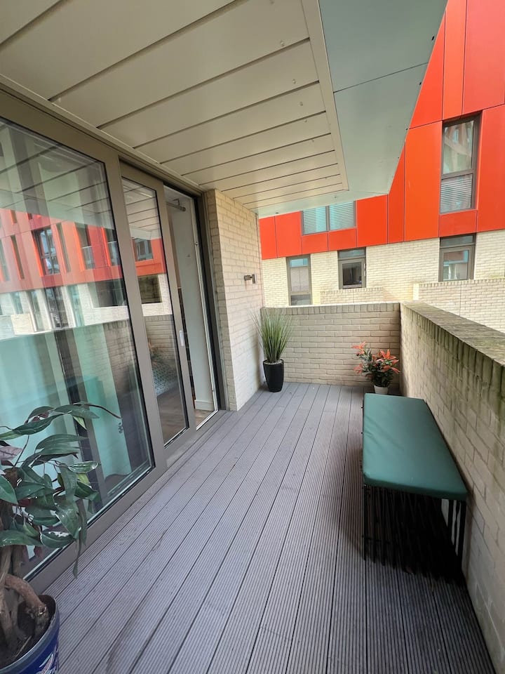 1 Bed London With Thames View + Large Balcony - London
