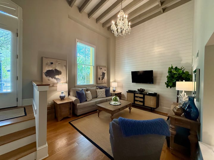 Stylish Loft Historic Downtown Charleston Condo - Charleston, SC