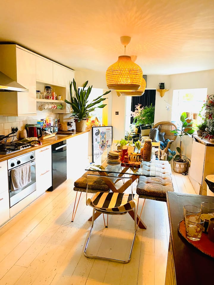 Beautiful Large 3 Double Bedroom Flat With Garden - London