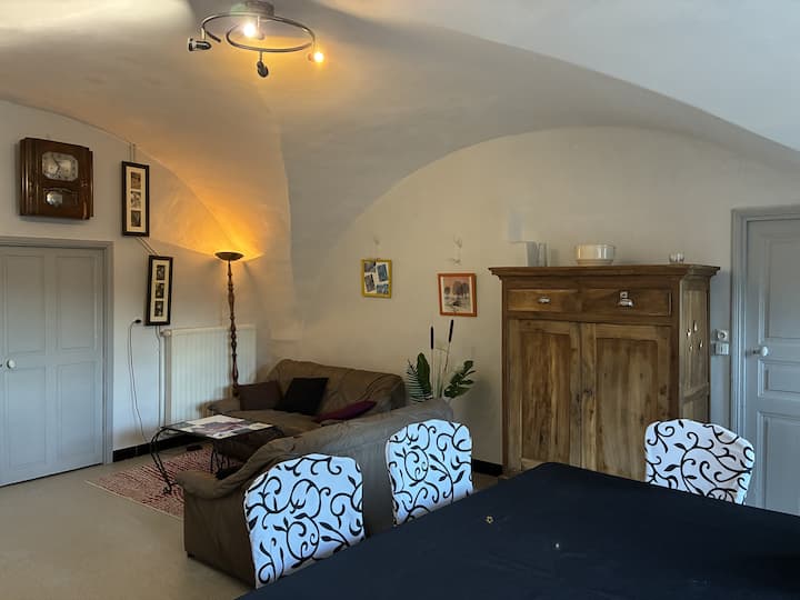 Gîte Spacieux, Abris Voiture & Motos Près De Corps - La Joue du Loup