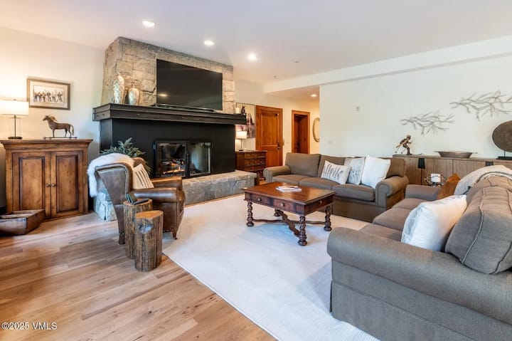 Steps From Condo To Ski In/out! Spacious & Comfy - Edwards