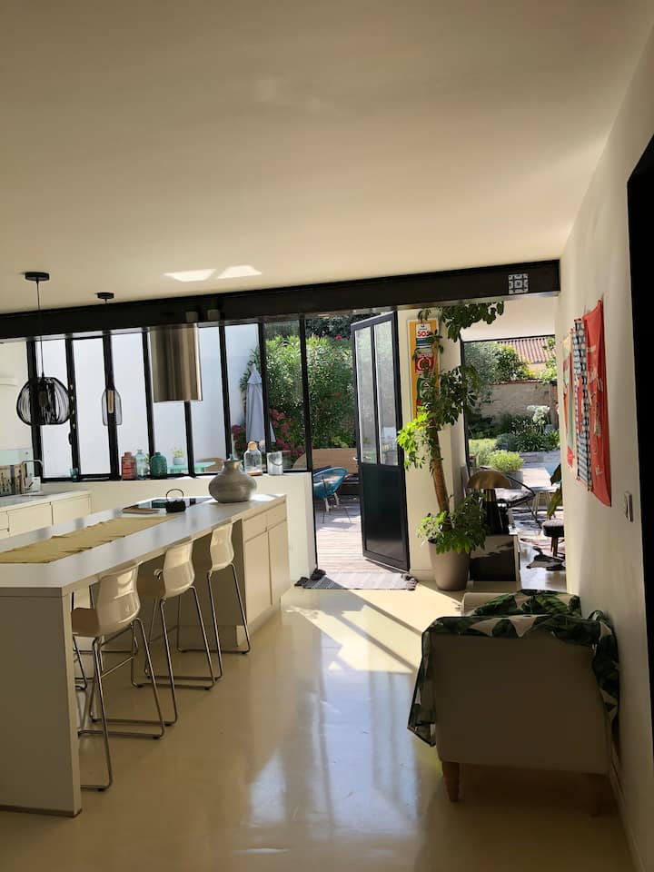 Jolie Maison Moderne Avec Piscine Et Jardin - La Rochelle