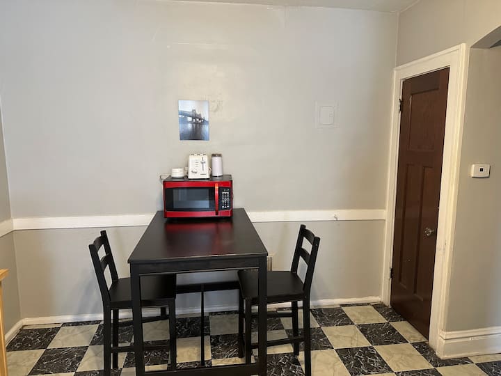Quiet Room With Private Entrance - St. Louis, MO