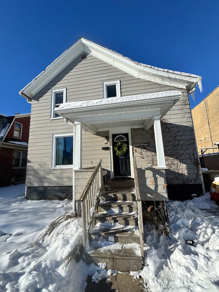 Cozy Cottage Downtown With Lake Views - Kenosha, WI