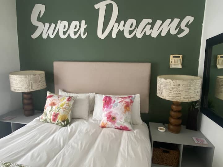 Family Apartment-mom Dad And Kids - Pinetown