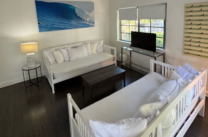Modern Renovated South Beach Apartment & Parking - Miami Beach, FL