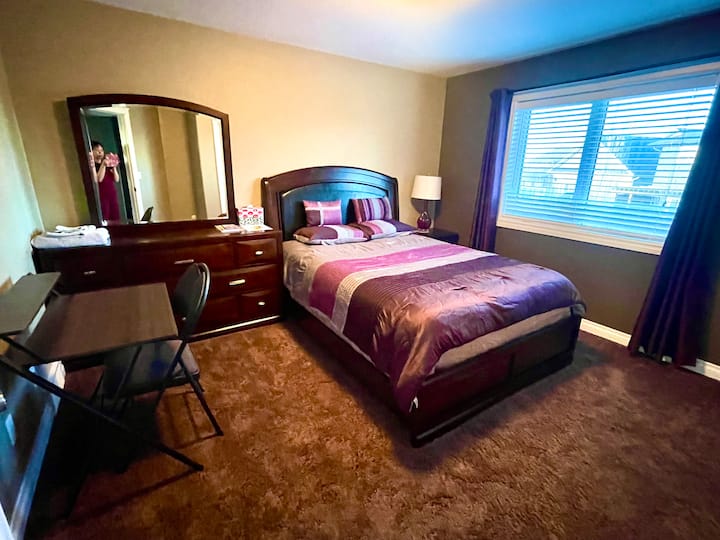Beautiful Queen Bedroom - Saskatoon