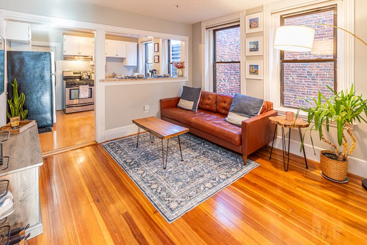 Convenient Eastie 2br | Walk To Harbor & T - Boston, MA