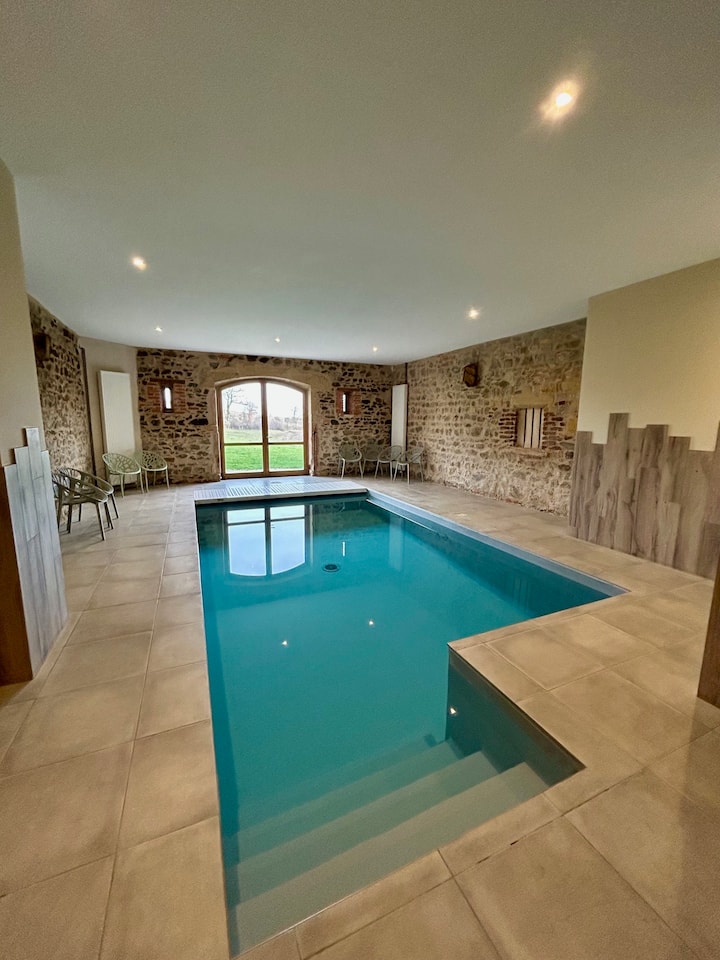 Gite De Groupe Avec Piscine Intérieure - Beaujolais