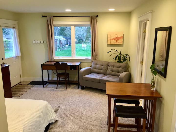 Cozy Studio Close To Coastal Views And Town - McKinleyville, CA