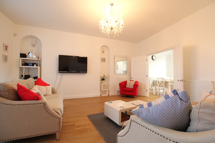 Coastal Escape, Sea View & 2 Parking Spaces - 伍拉科姆