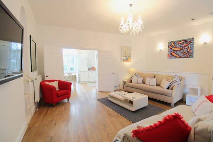 Modern Coastal Escape With 2 Private Parking Bays - Ilfracombe