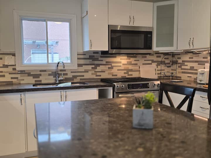 Burlington 
 Low Level Apart.
Separat. Entr. - Burlington