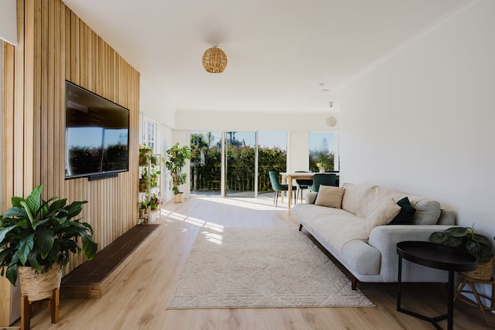 Single Level Renovated Character Home Large Garden - Auckland