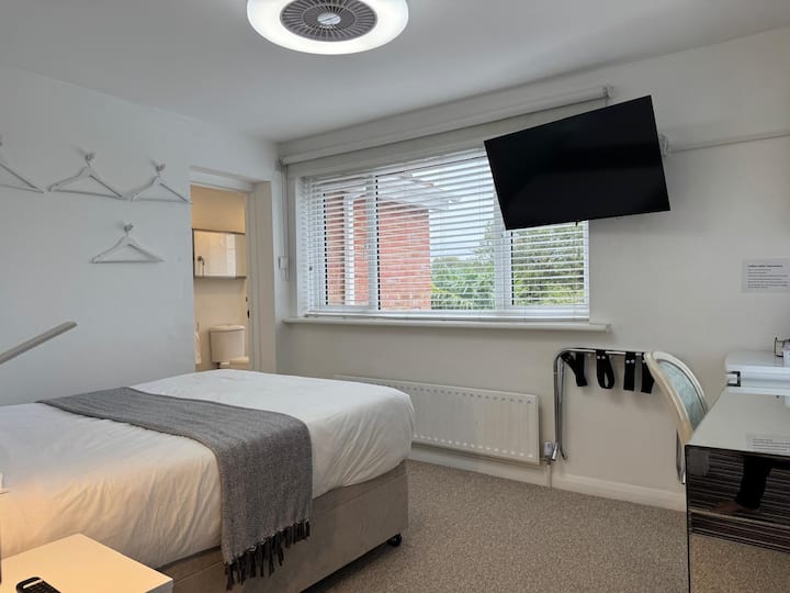 Double Plus Room With En-suite, A/c, Ev & Parking. - Witney