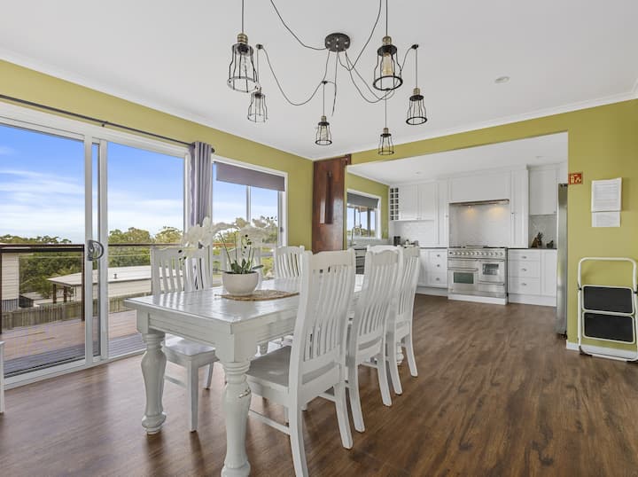 Big Red Beach House: Modern, Spacious And Central - Rainbow Beach