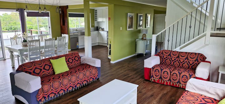 Big Red Beach House: Modern, Spacious And Central - Rainbow Beach