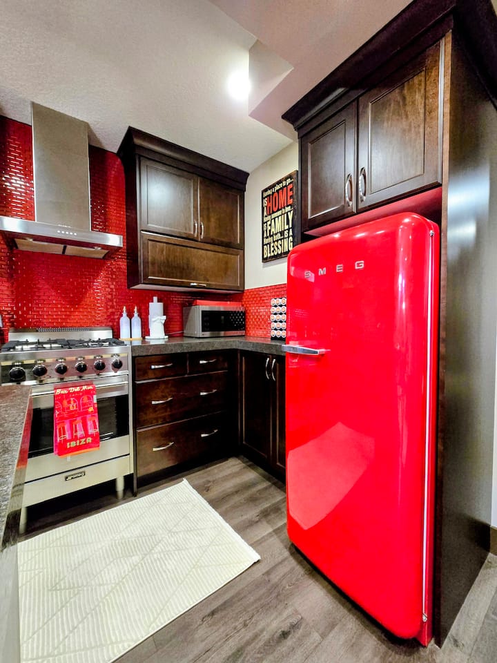 Ev Charger | Stylish 2br Suite W/ Free Parking - Edmonton