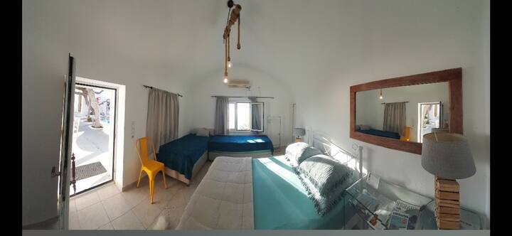 Love Lakis - Santorini