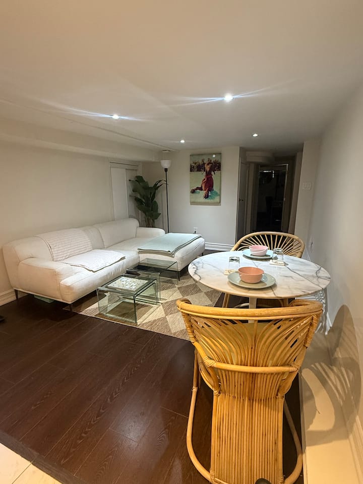 Chic Hideaway - Private Bath + Kitchen - Toronto