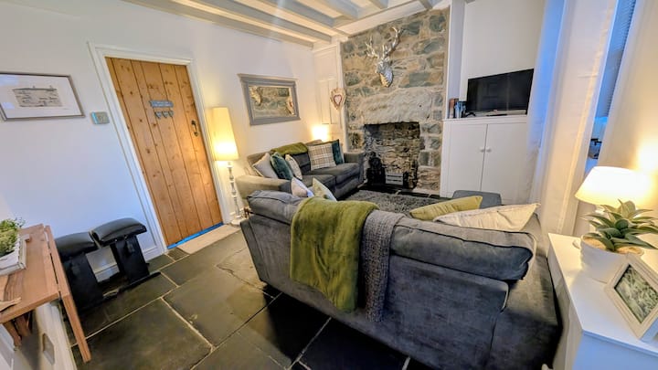 Beautiful Town Location Between Mountains And Sea - Pays de Galles