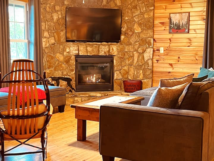 Stunning Mountain Views In Luxurious Log Home! - Stanley, VA