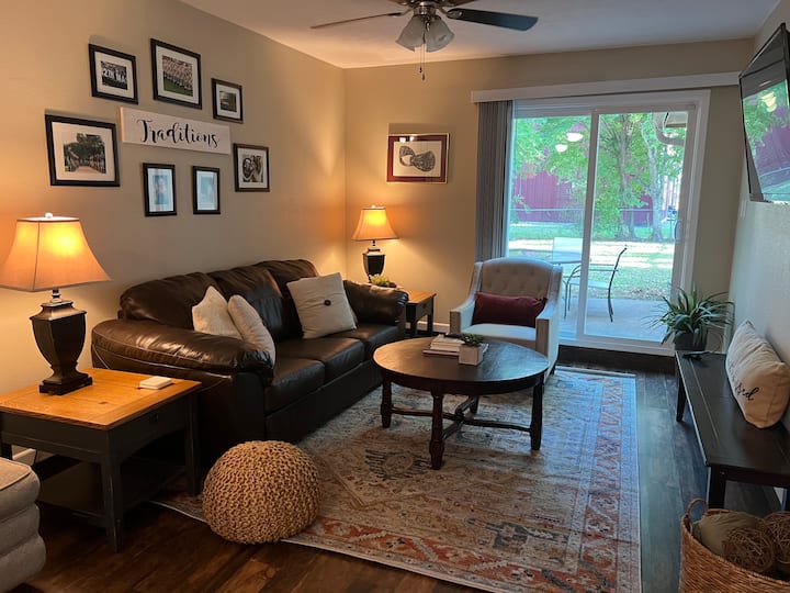 Aggieland Close (~1 Mile) - 2/1 Queens - Sleeps 5 - College Station, TX