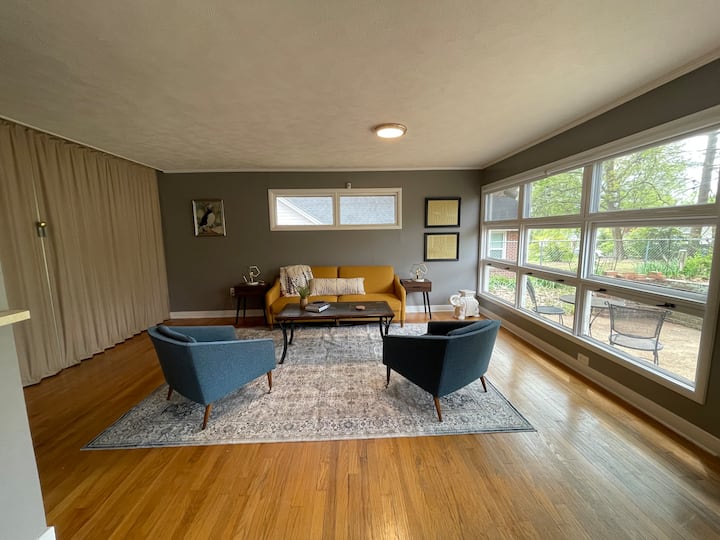 Mid-century Modern Cozy - Entire Home - Jackson, TN