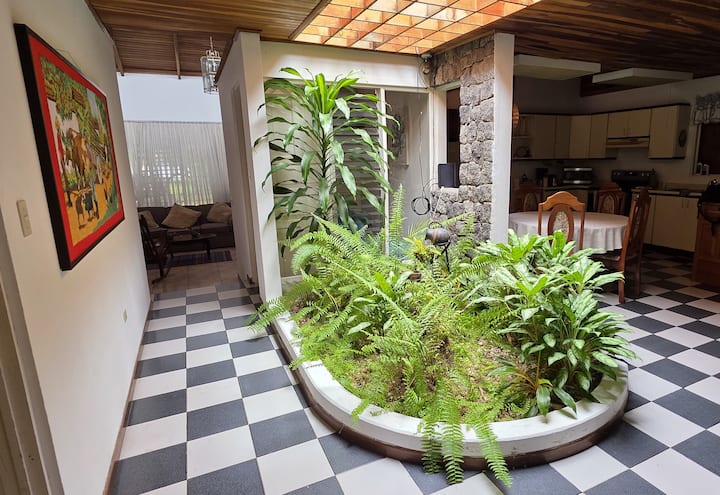 Super Value Classic Costa Rican Home - San José