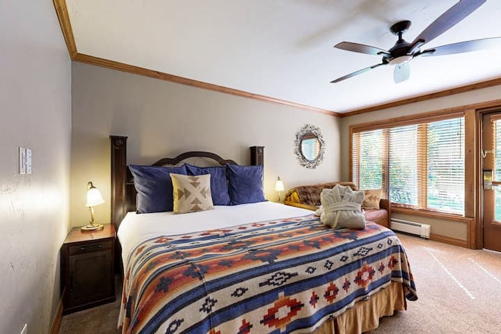 Ski In/out Studio | Riverfront | Pool - Vail, CO