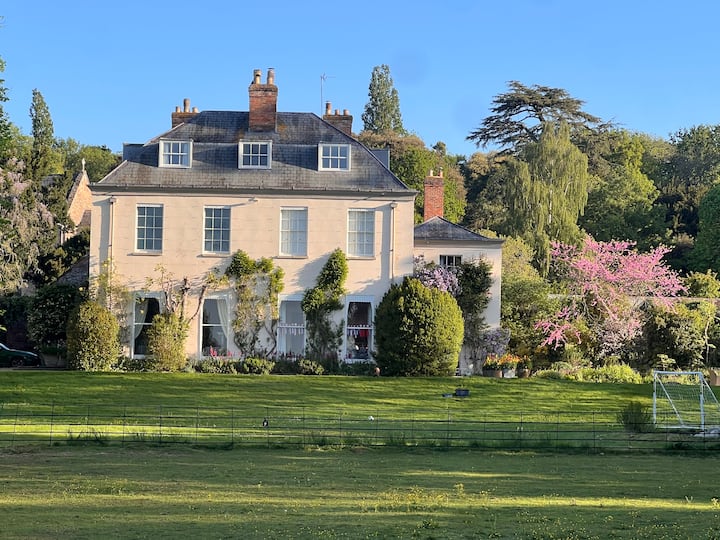 Georgian Rectory. Private Gardens And Hot Tub - Taunton