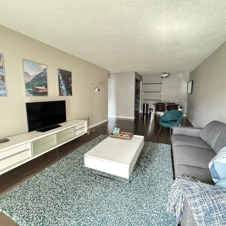 Modern & Bright West Broadway & Oak 1 Bedroom Unit - Vancouver