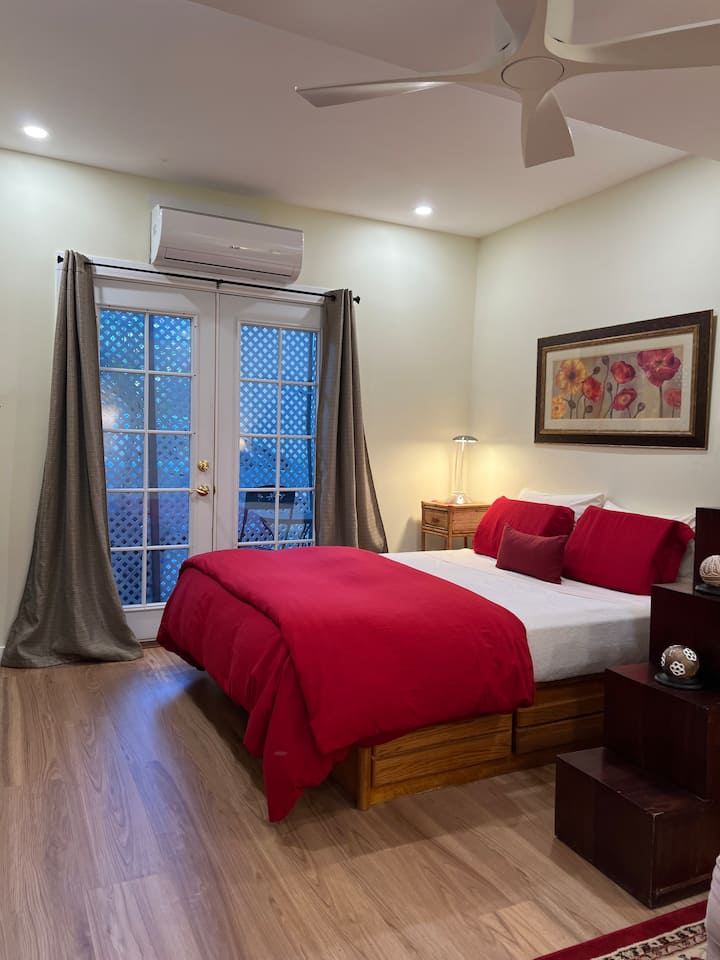 Cozy Studio Near Hollywood Sign (Beachwood Canyon) - Los Angeles, CA