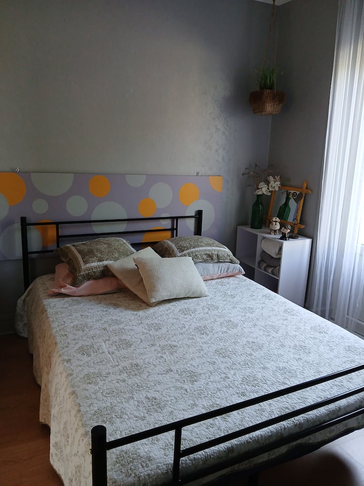 Chambre-douillette-en-centre-ville. - Le Bugue
