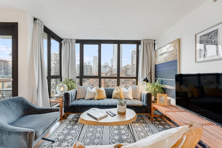 Pet Friendly! Chic Beach Ave 2 Bed 2 Bath & Park - North Vancouver