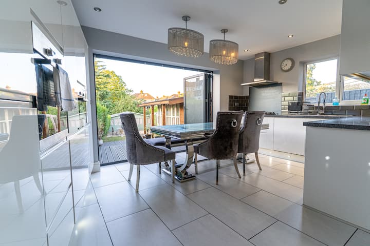 Stunning 4 Bed-house Sleeps 8. Parking For 3 Cars. - Oxfordshire